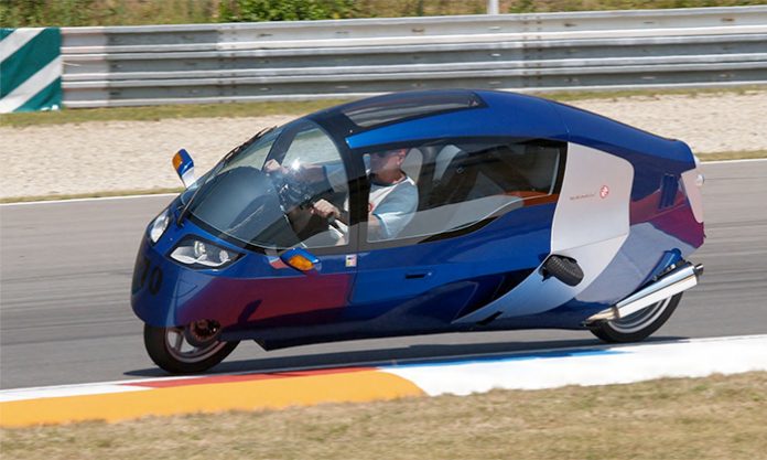 MonoRacer: Fully enclosed motorcycle for long distance travel