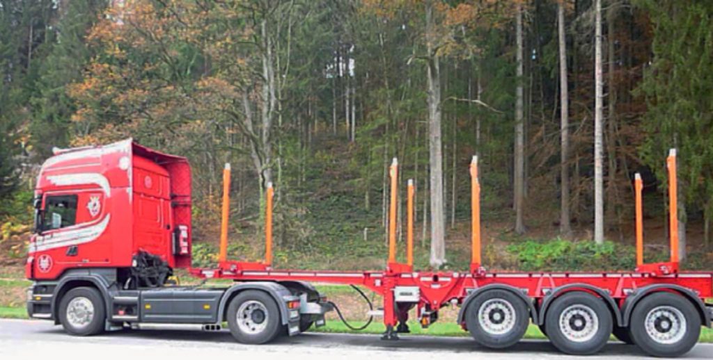 Folding trailer hydraulically folded onto the towing vehicle to reduce ...