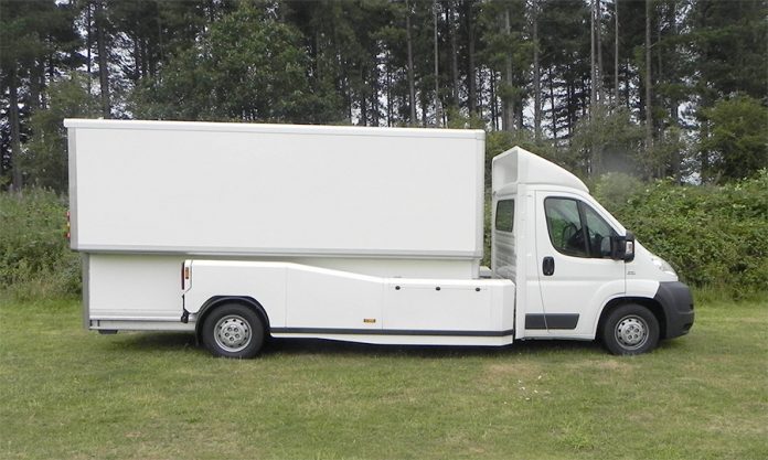 Smart distribution truck allows fast loading and unloading at ground level