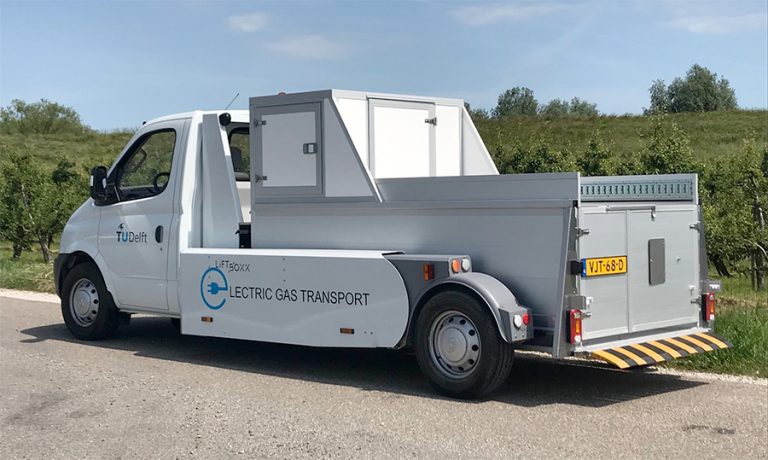Smart distribution truck allows fast loading and unloading at ground level