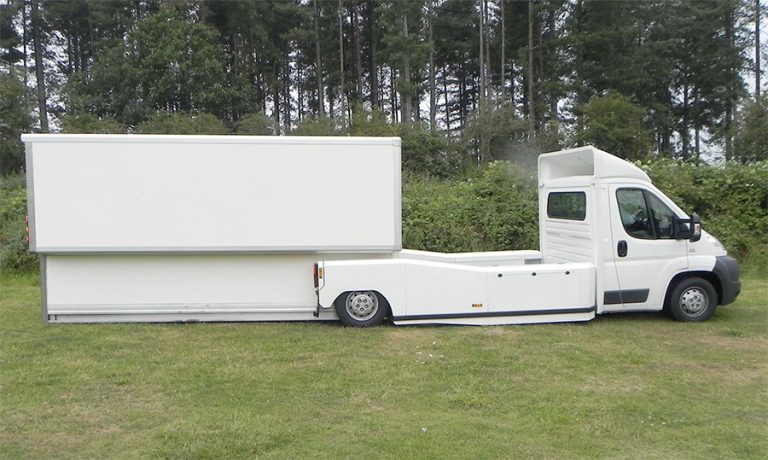 Smart distribution truck allows fast loading and unloading at ground level
