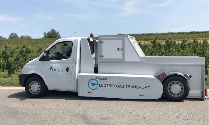Smart distribution truck allows fast loading and unloading at ground level