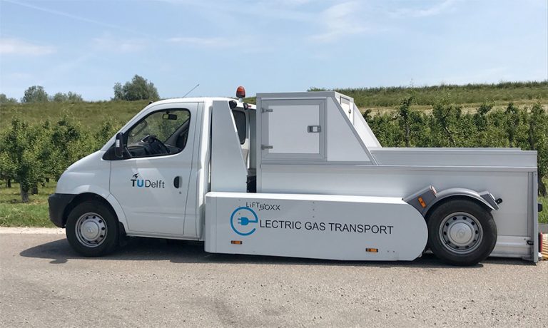 Smart distribution truck allows fast loading and unloading at ground level