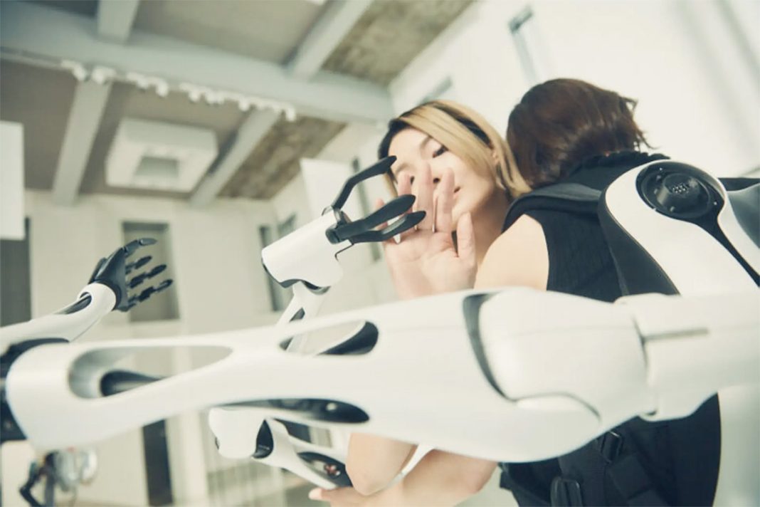 Jizai Arms: Wearable robot arms that move like spider legs