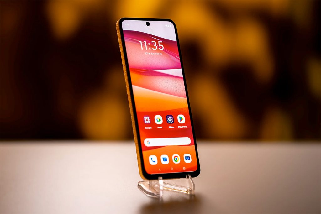 Motorola’s bendable smartphone with enhanced AI features turns into a ...