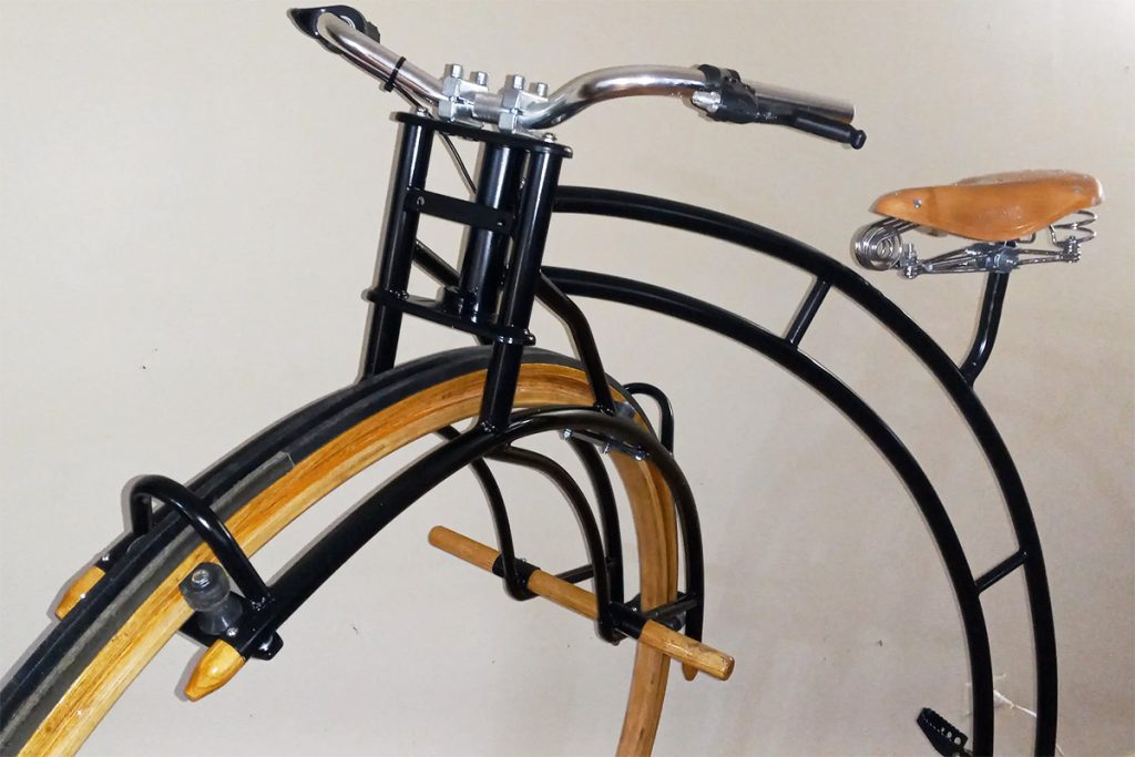 Hubless-wheel electric penny farthing is a unique fusion of past and future