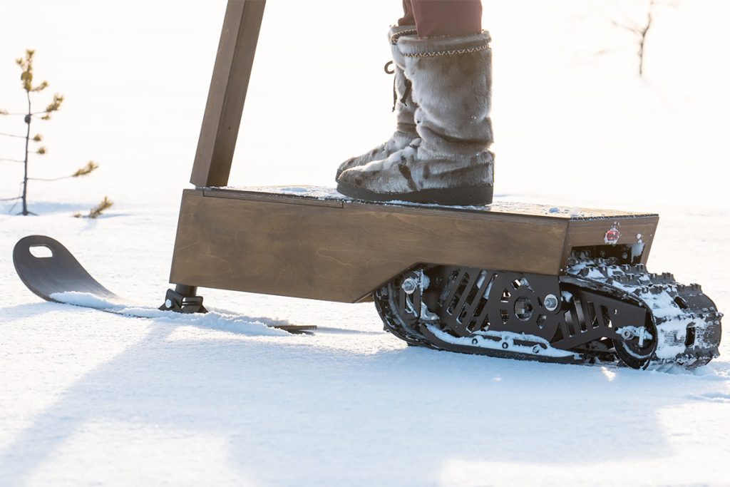 Wooden electric snow scooter inspired by the traditional lyly ski