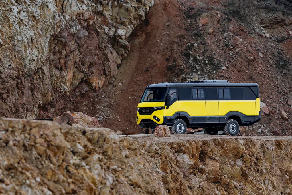 World’s first heavy duty 4×4 off-road bus