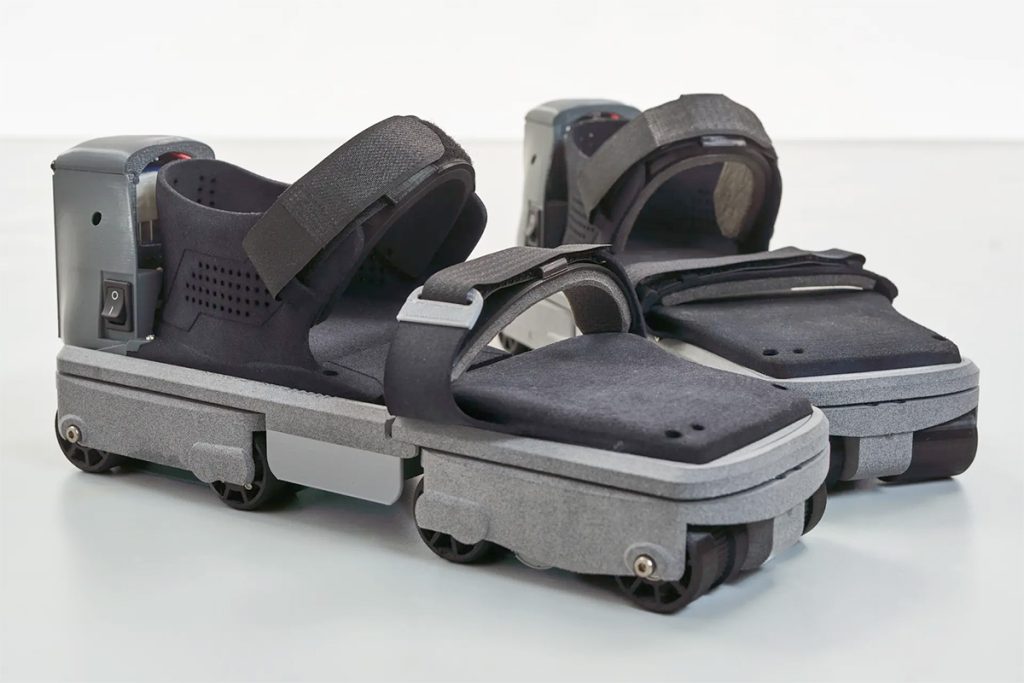 Motorized "treadmill shoes" for enhanced VR gaming experience