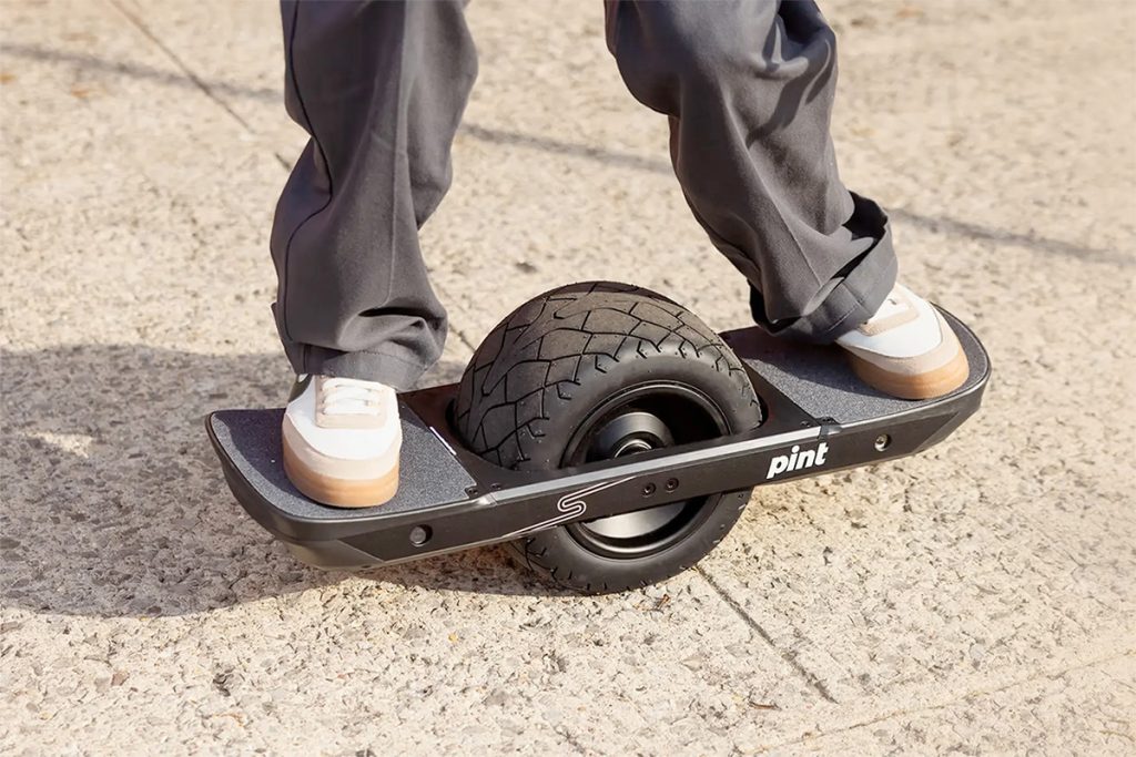 Compact electric one-wheeler with big upgrades