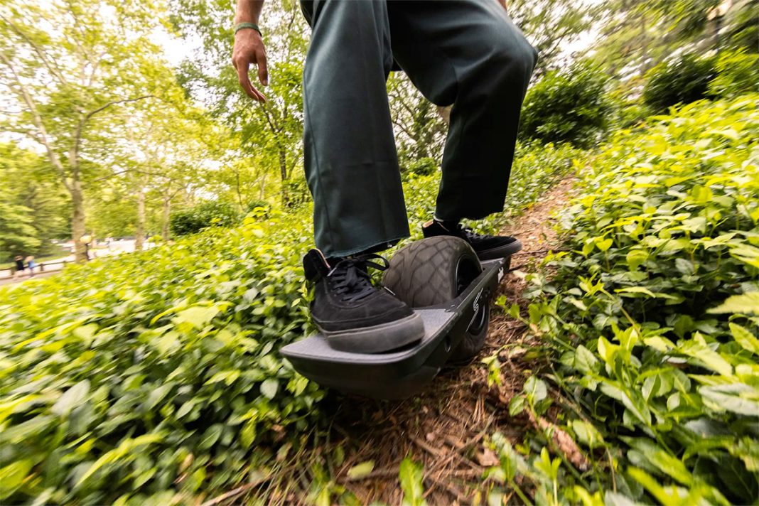 Compact electric one-wheeler with big upgrades