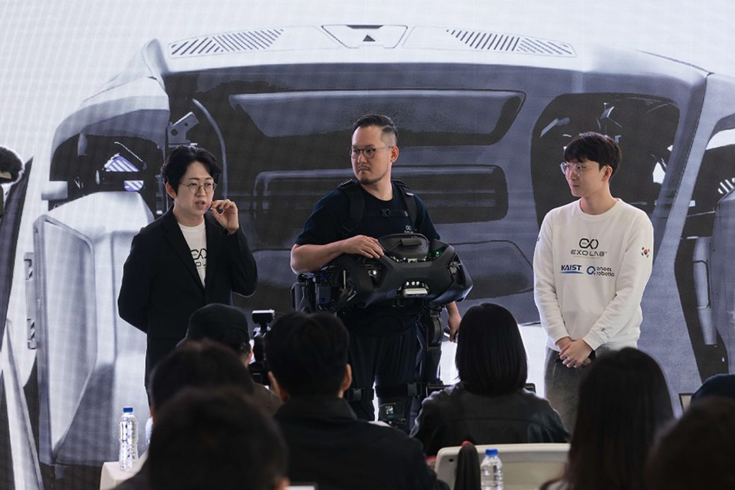 Self-fitting robot walks to users, enabling wheelchair-friendly ...