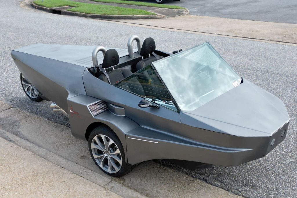 Innovative three-wheeler puts the engine back and drives power to the front
