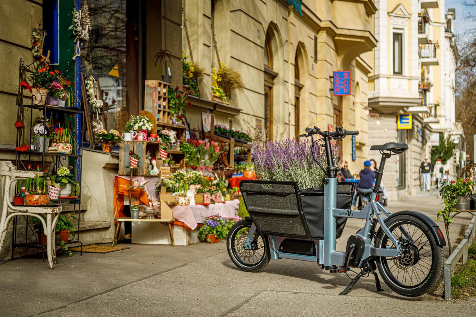 Front-loading cargo ebike folds to half its size between hauls