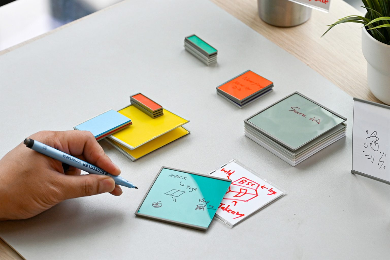 Reusable magnetic sticky note aims to replace traditional post-its