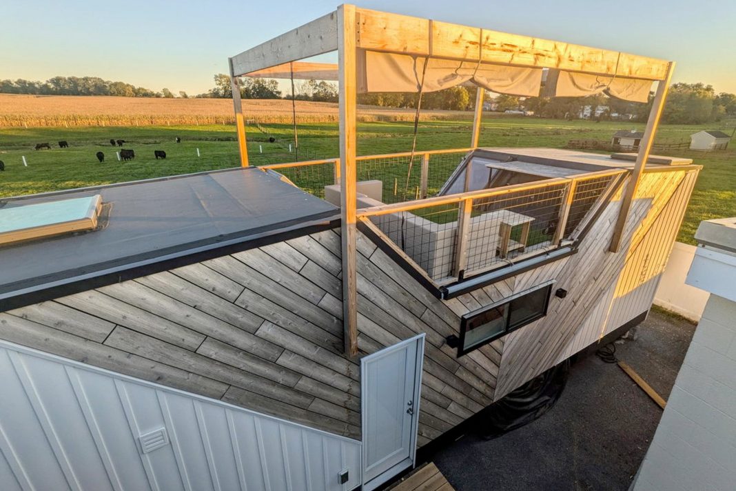 Tiny house expands living space with a rooftop terrace