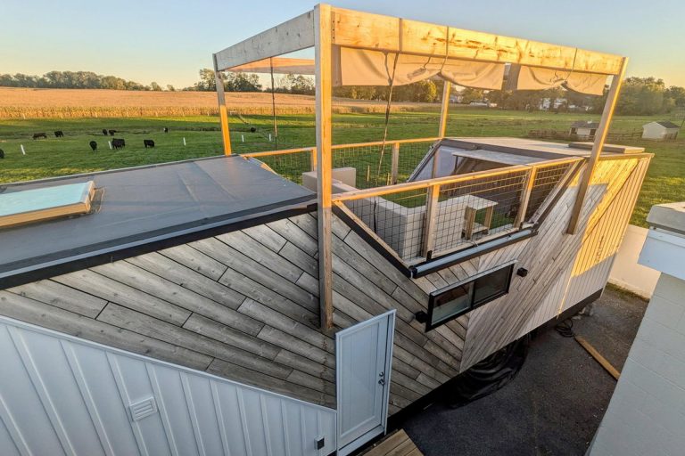 Tiny house expands living space with a rooftop terrace
