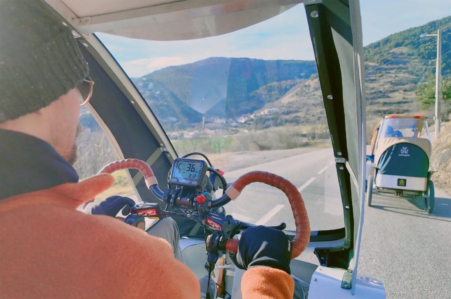 Four-wheeled two-seater pedelec edges close to the urban speed limit