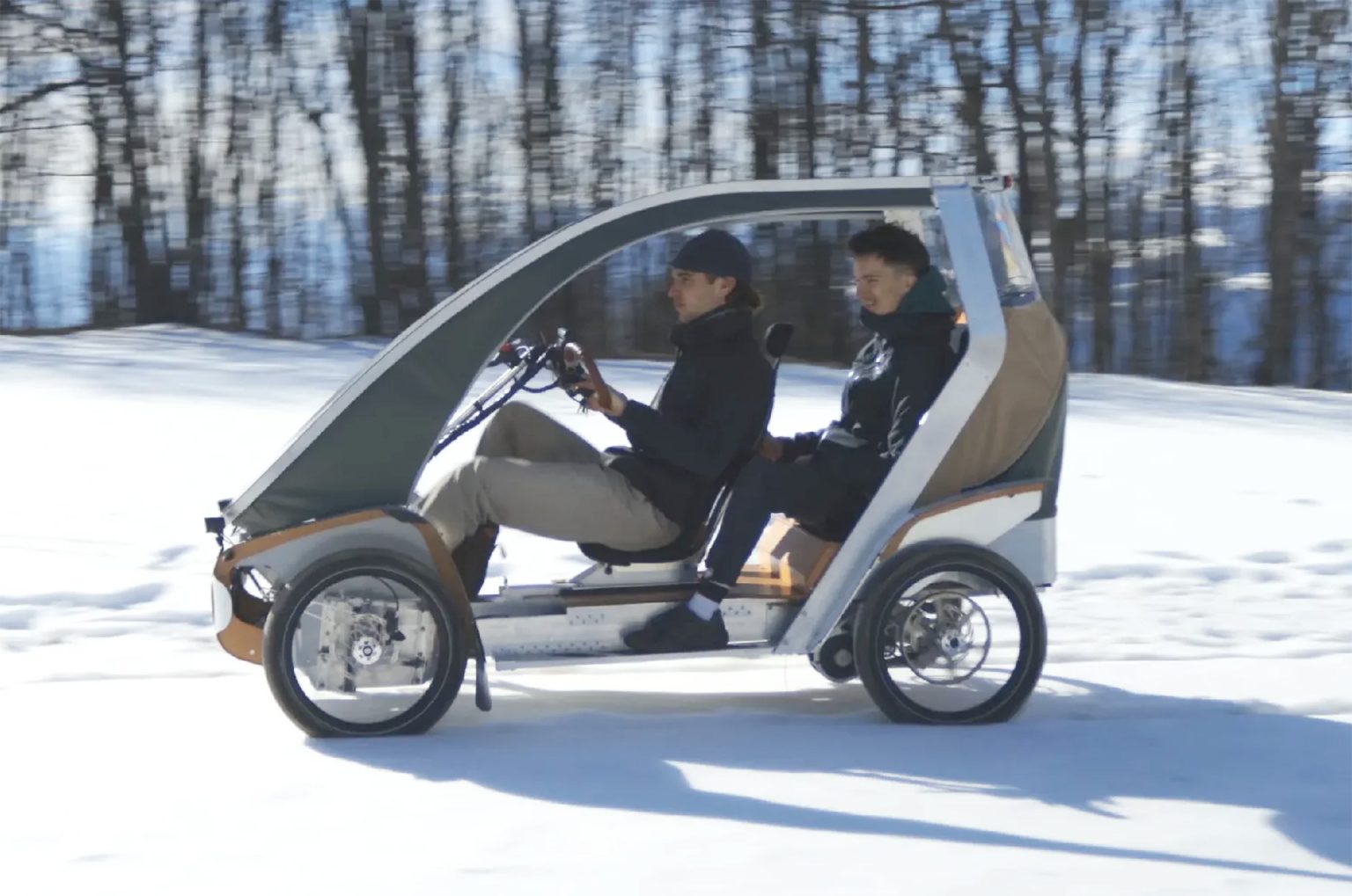 Four-wheeled two-seater pedelec edges close to the urban speed limit