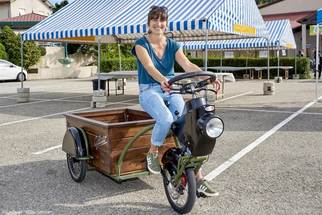 Modular human-powered cargo trike with swappable trailer units