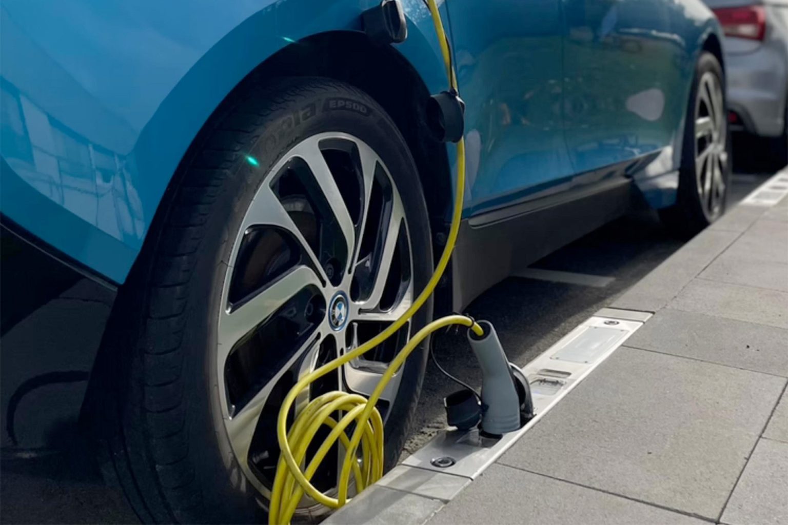 New curbside charger lets EVs top up without taking sidewalk space