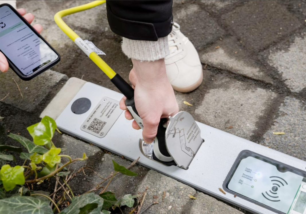 New curbside charger lets EVs top up without taking sidewalk space
