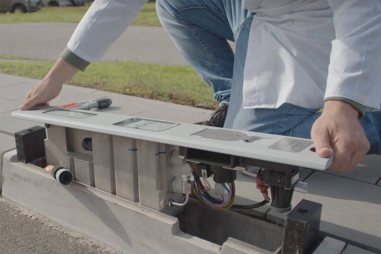 New curbside charger lets EVs top up without taking sidewalk space